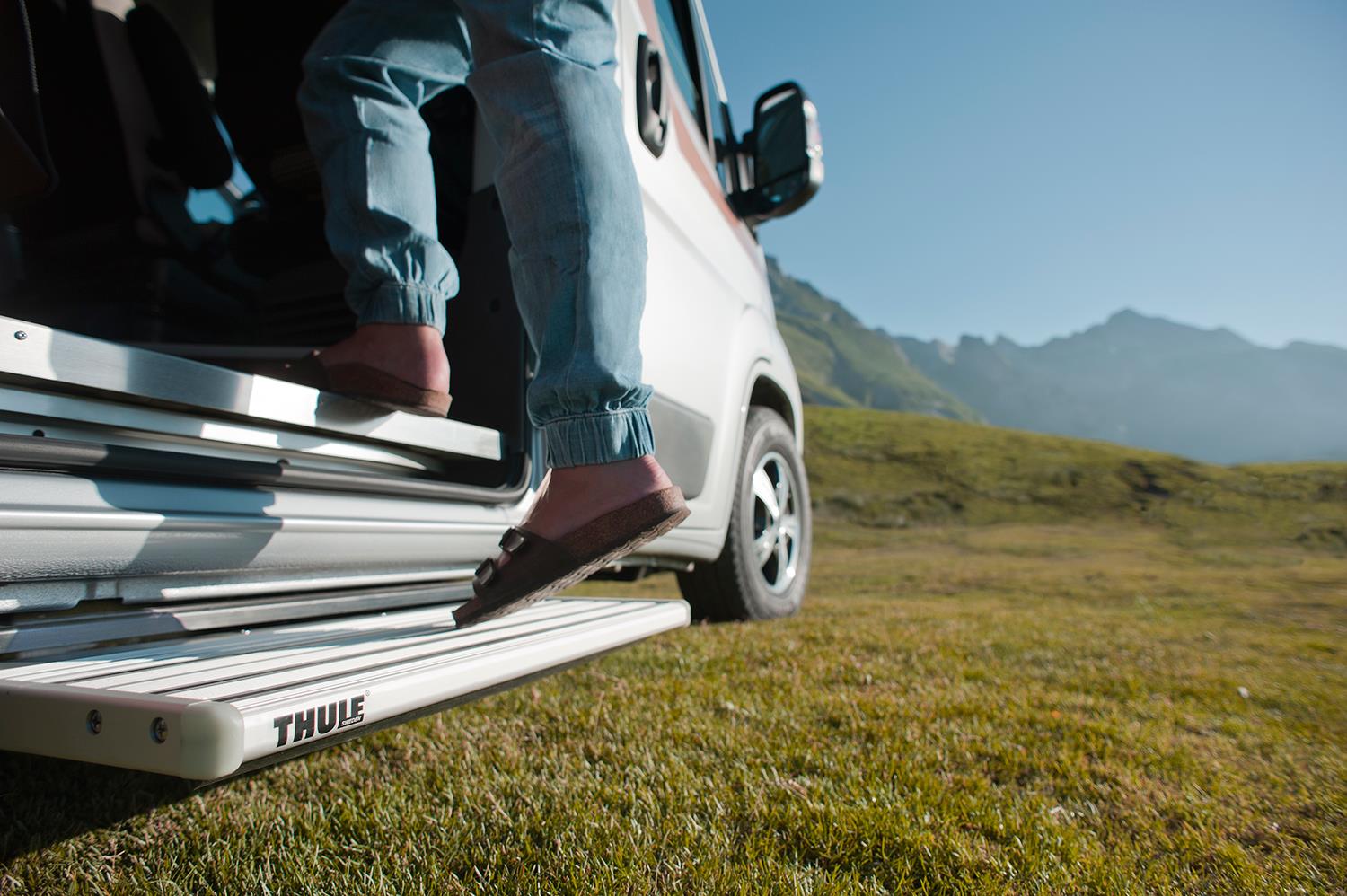 Thule Single Step 460 - 12V | Steps | Leisureshopdirect